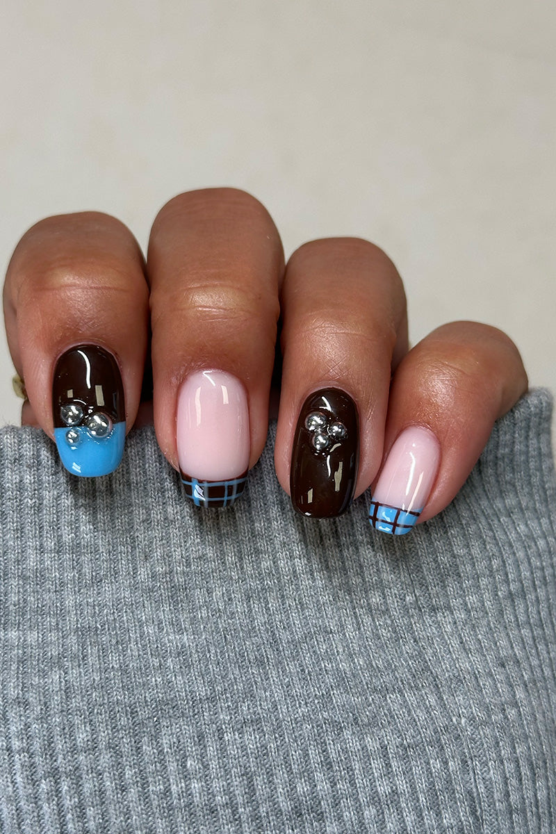 Clean Cut Look – nail art med blå french og brun